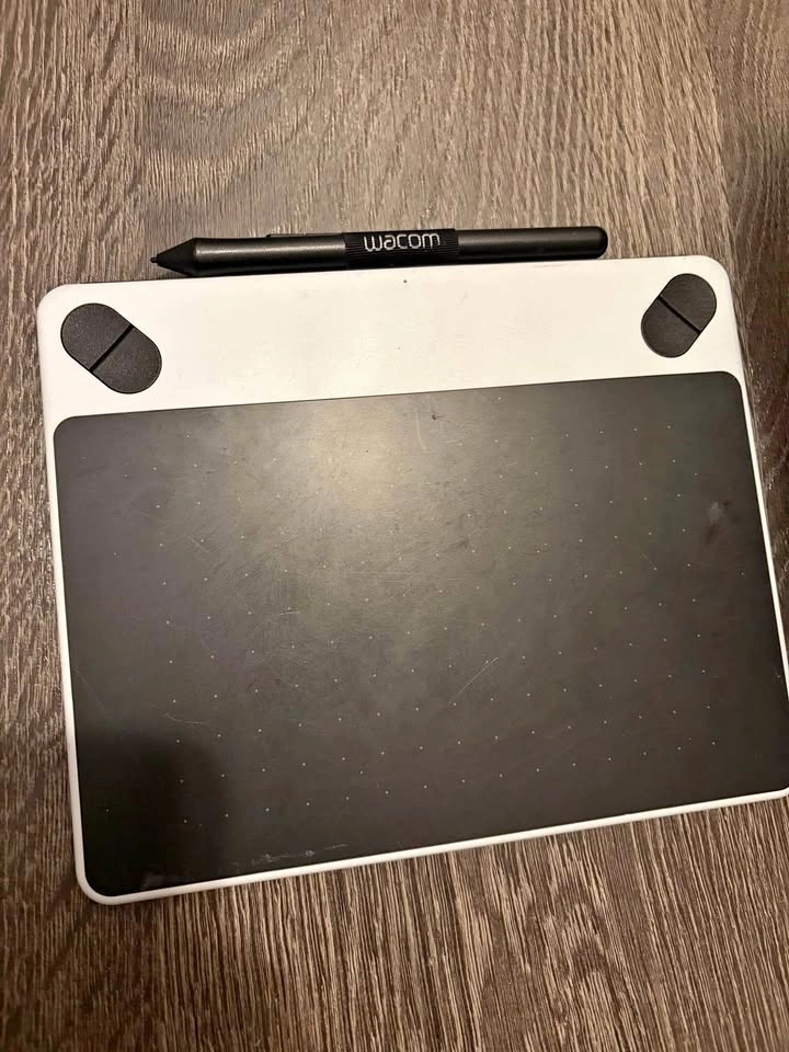 Wacom Drawing Tablet with Pen – Digital Graphics Tablet | Karrot