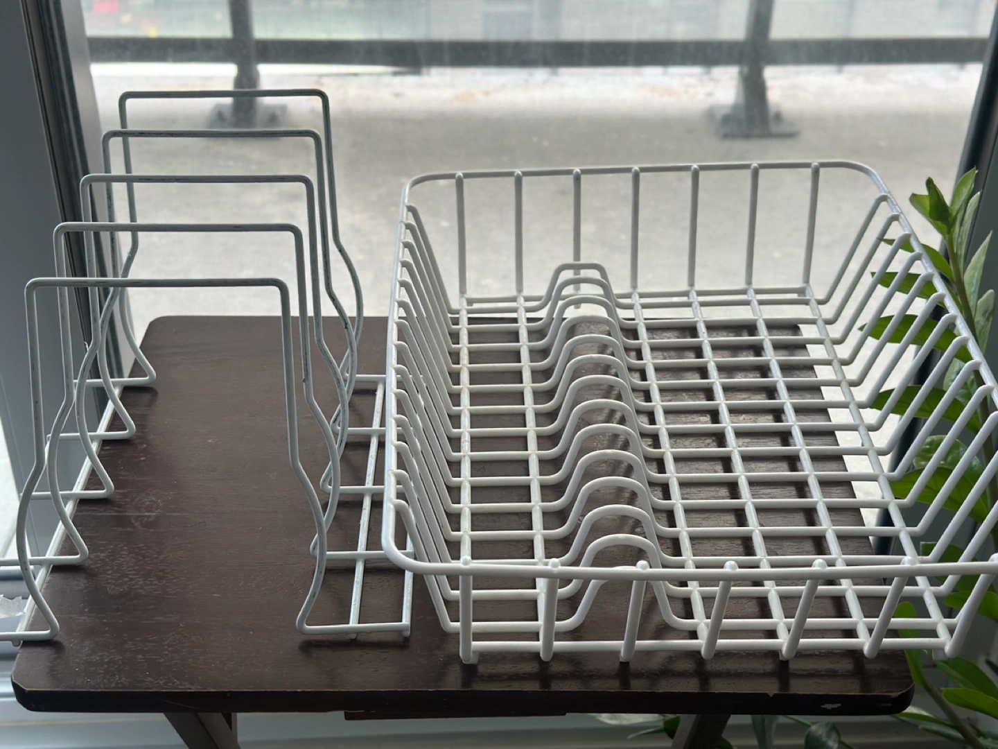White Metal Dish Drying Rack & Plate Stand | Karrot