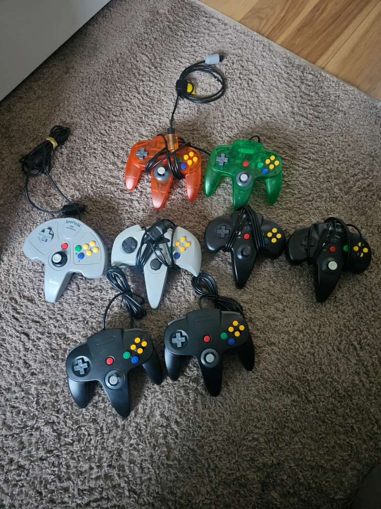 Lot of 8 Nintendo 64 Controllers | Karrot