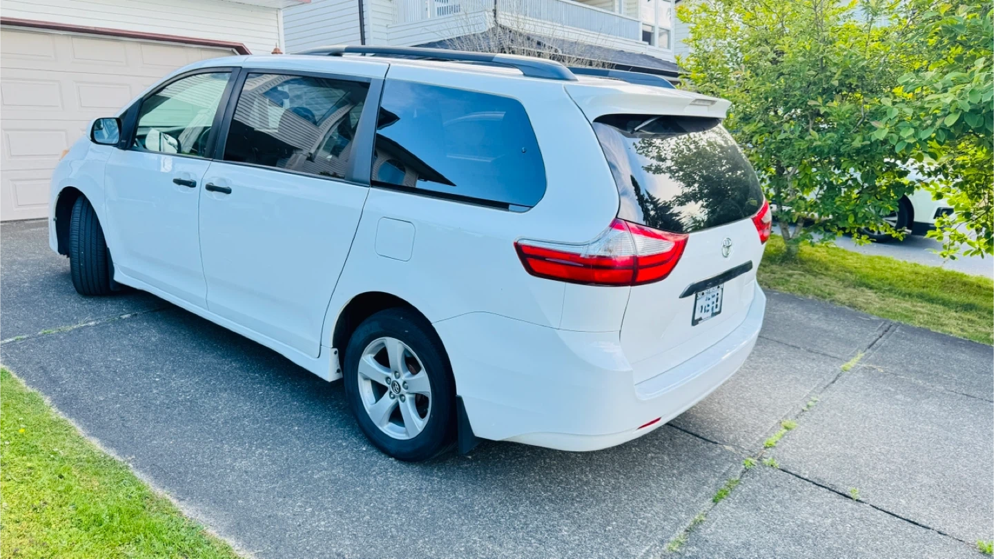 2018 Toyota Sienna Base (clean title) | Karrot