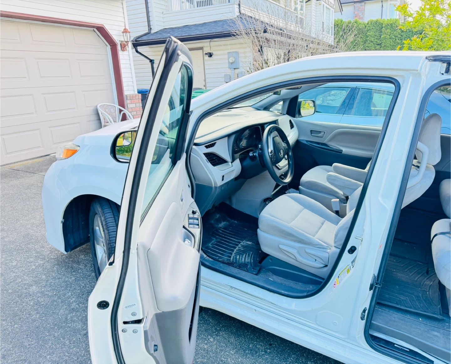 2018 Toyota Sienna Base (clean title) | Karrot