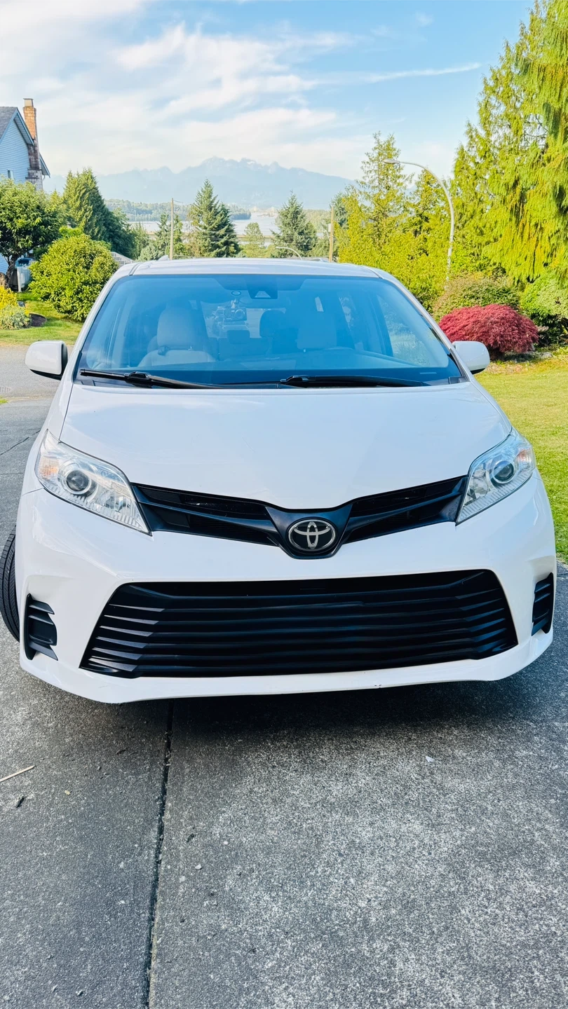 2018 Toyota Sienna Base (clean title) | Karrot