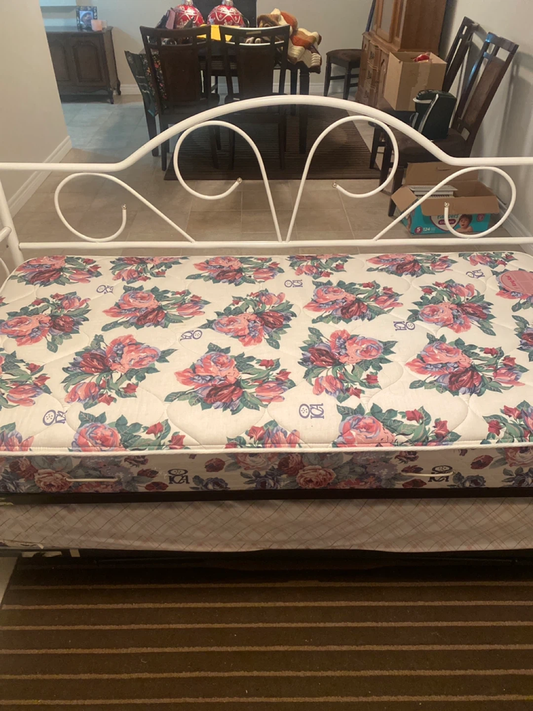 Daybed opens to king size | Karrot