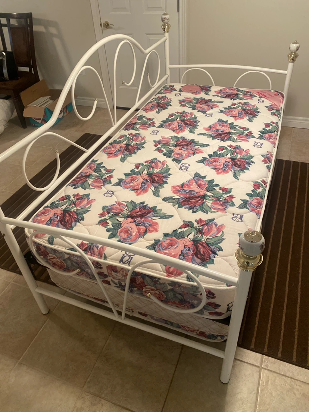 Daybed opens to king size | Karrot