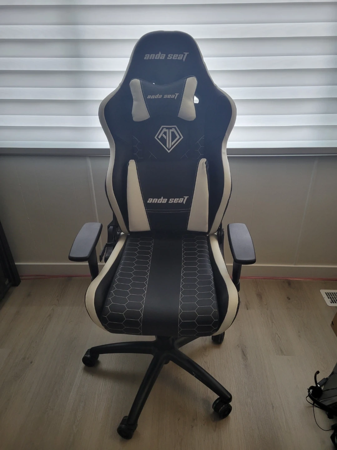 Anda Seat Spirit King Series Gaming Chair - Black/White | Karrot