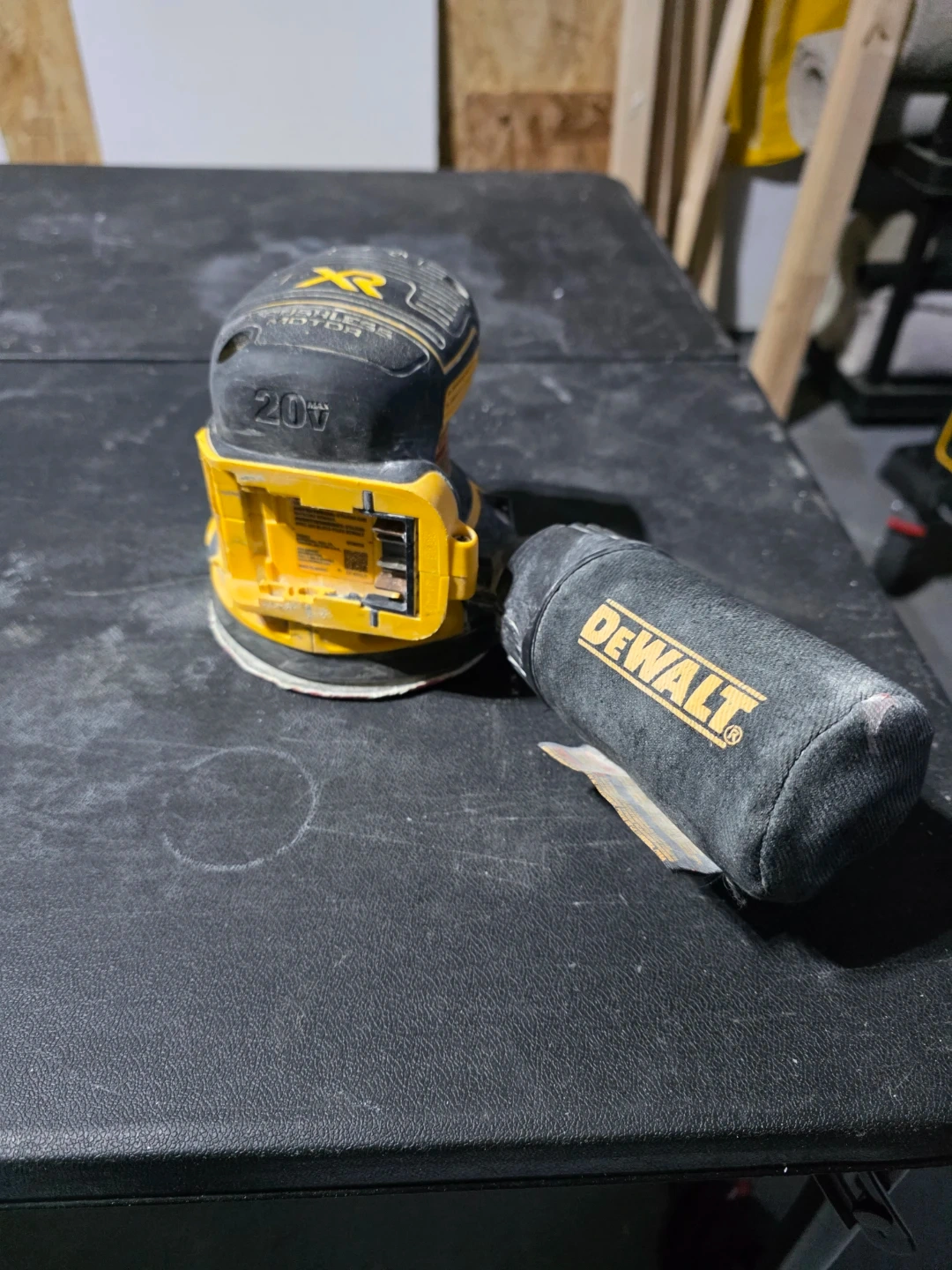 DeWalt DCW210 Random Orbit Palm Sander | Karrot