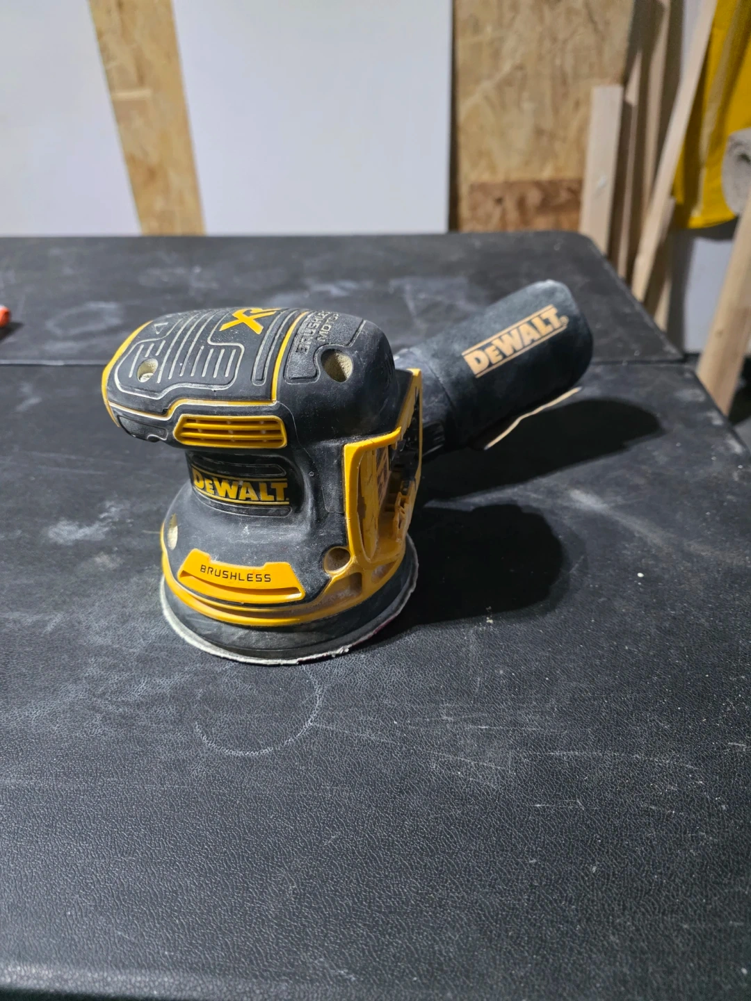 DeWalt DCW210 Random Orbit Palm Sander | Karrot